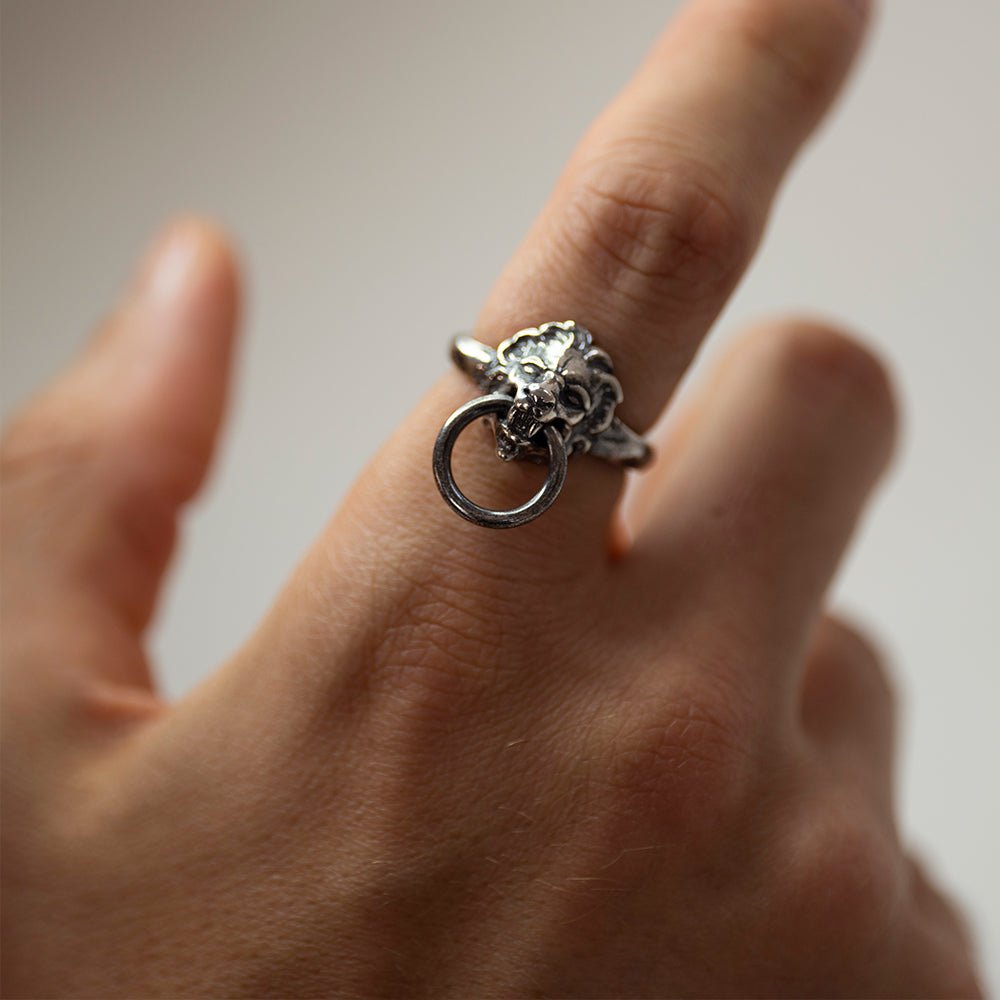 Silver Lion ring - Macabre Gadgets