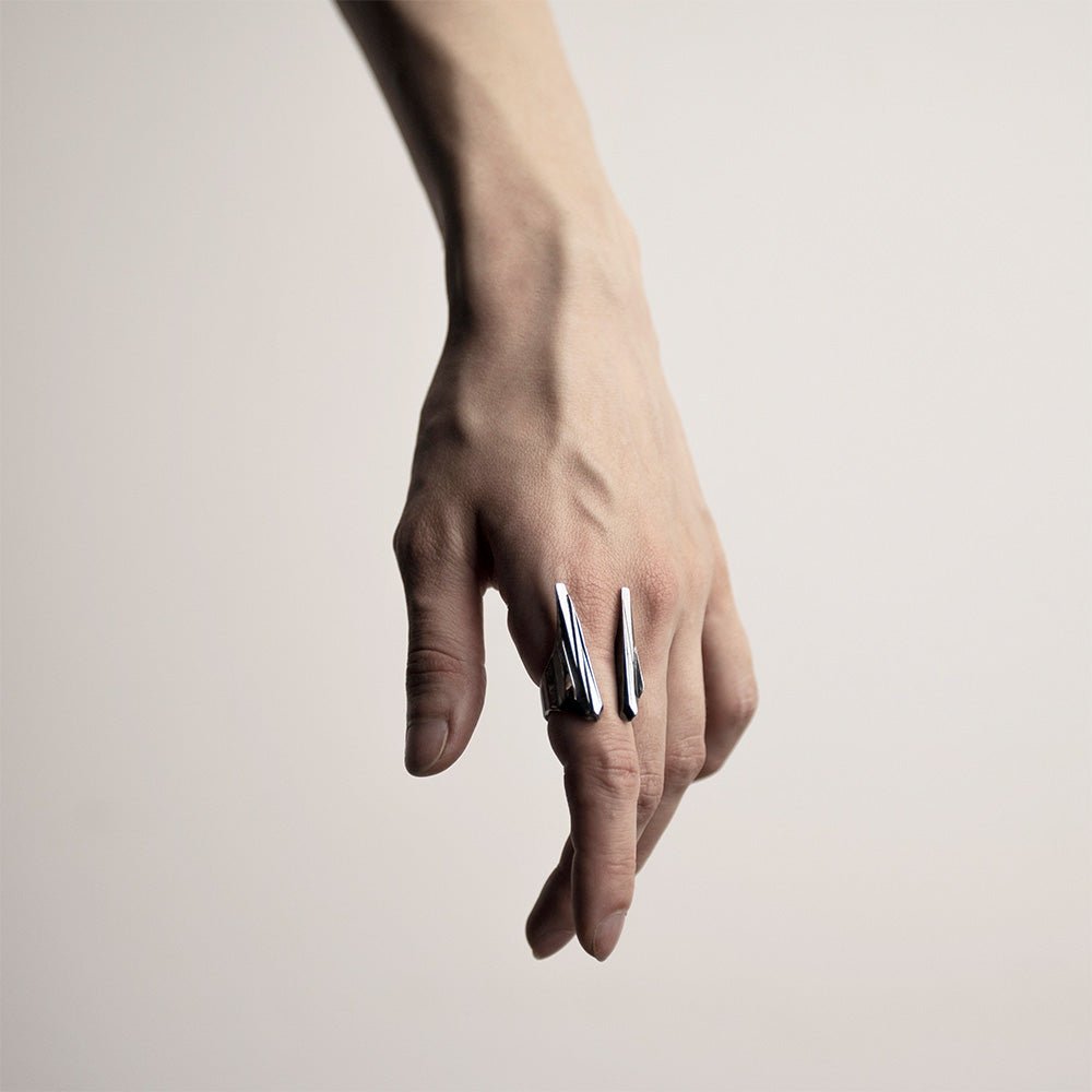 Mantis ring - Macabre Gadgets