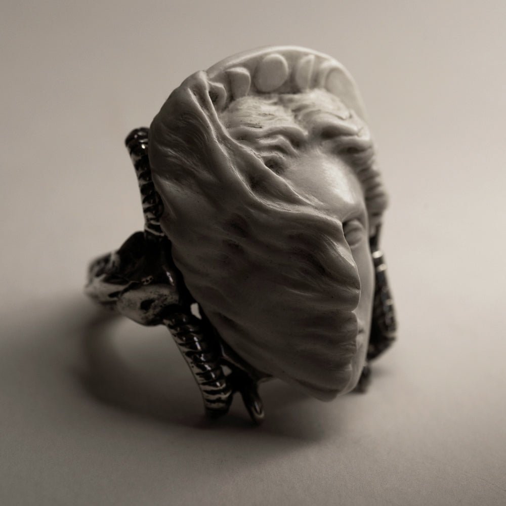 Medea ring - Macabre Gadgets