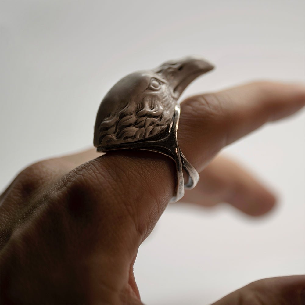 Raven ring - Macabre Gadgets