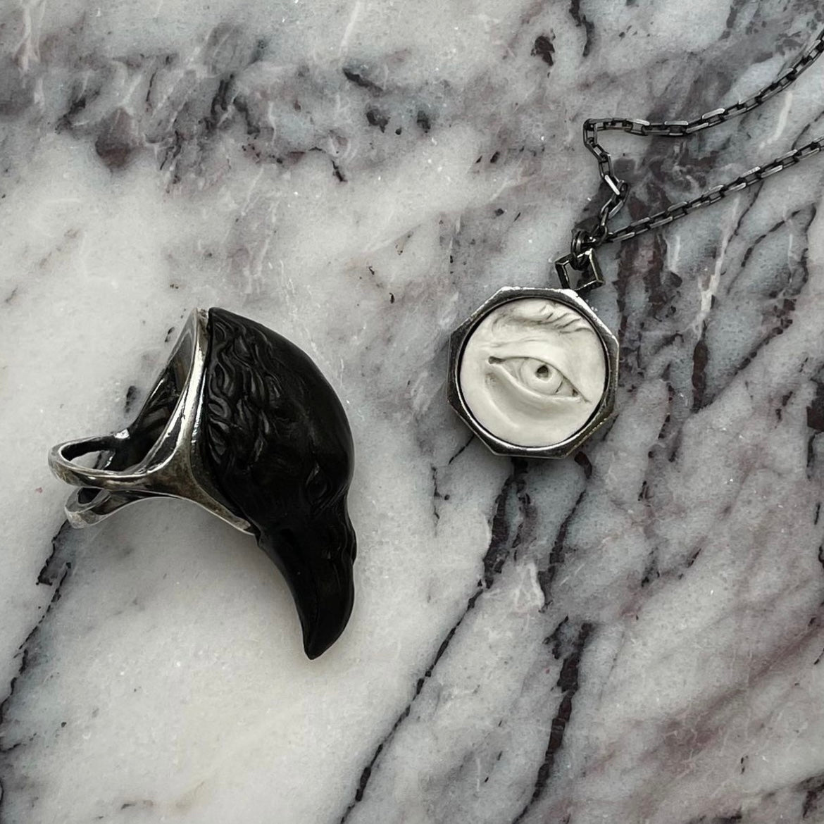 Raven ring - Macabre Gadgets