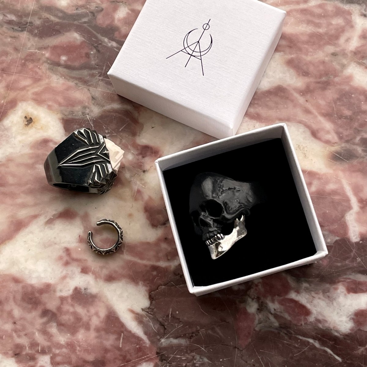 Golden Jaw Skull ring - Macabre Gadgets